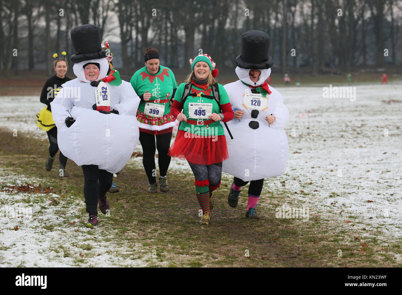 Knutsford, UK. 10th Dec, 2017. People running for the Yule Yomp 10k run ...