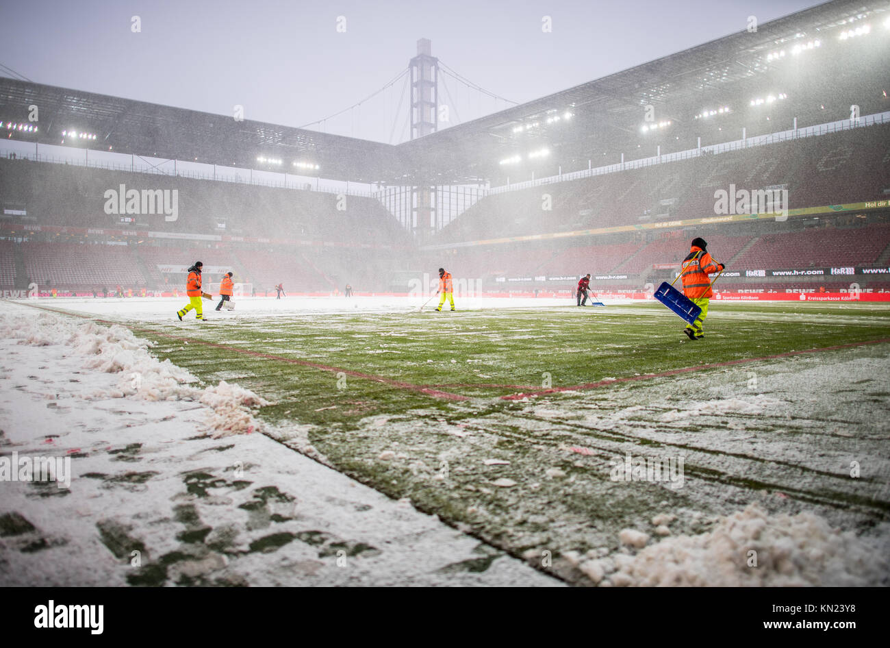 Cologne, Germany. 10th Dec, 2017. Orderlies of 1. FC Cologne clearing ...