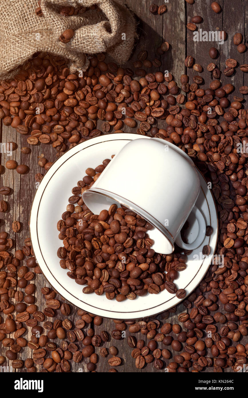 coffee cup and fresh coffee beans background Stock Photo - Alamy