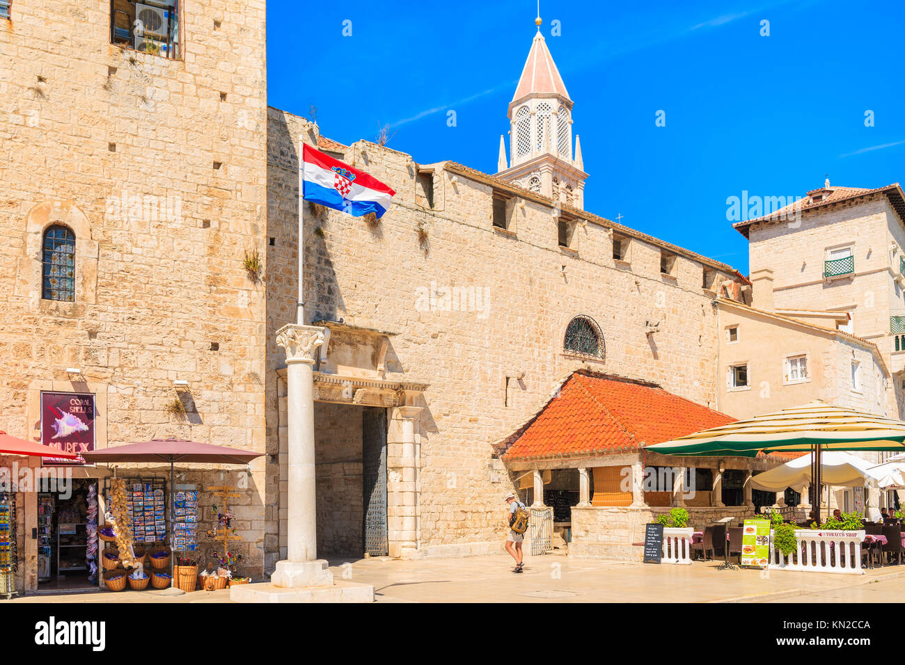 Old wall and gate hi-res stock photography and images - Alamy