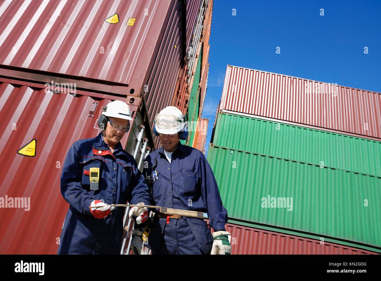 Shipping dock loading containers hi-res stock photography and images ...