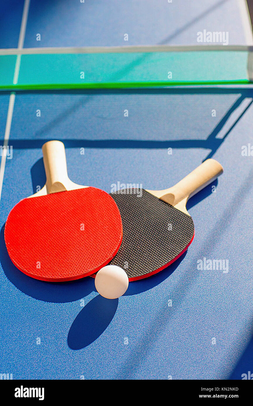Table tennis family outdoors hi-res stock photography and images - Alamy