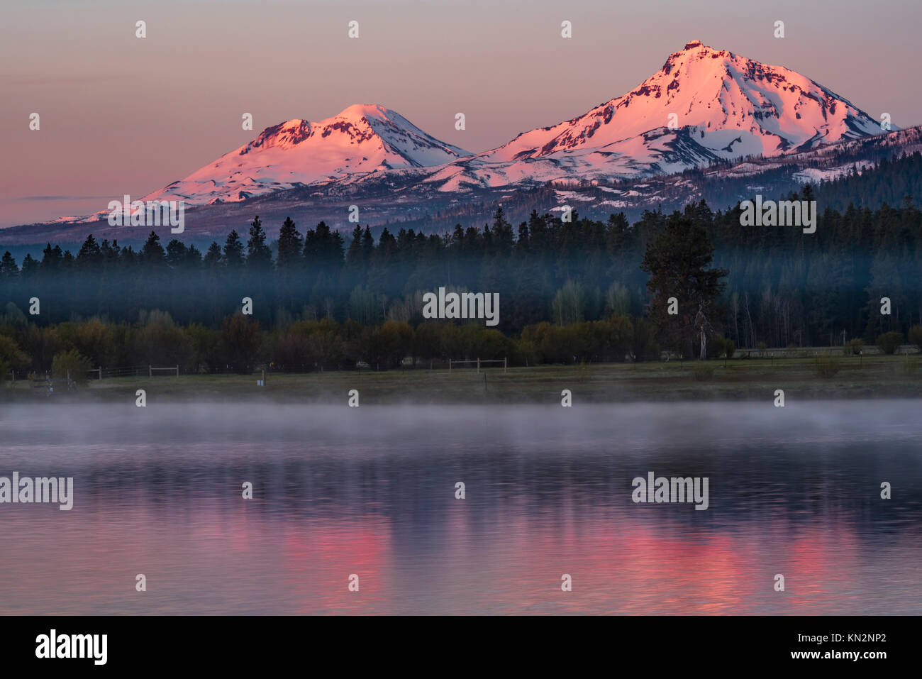 Cascade mountain sunrise hi-res stock photography and images - Alamy