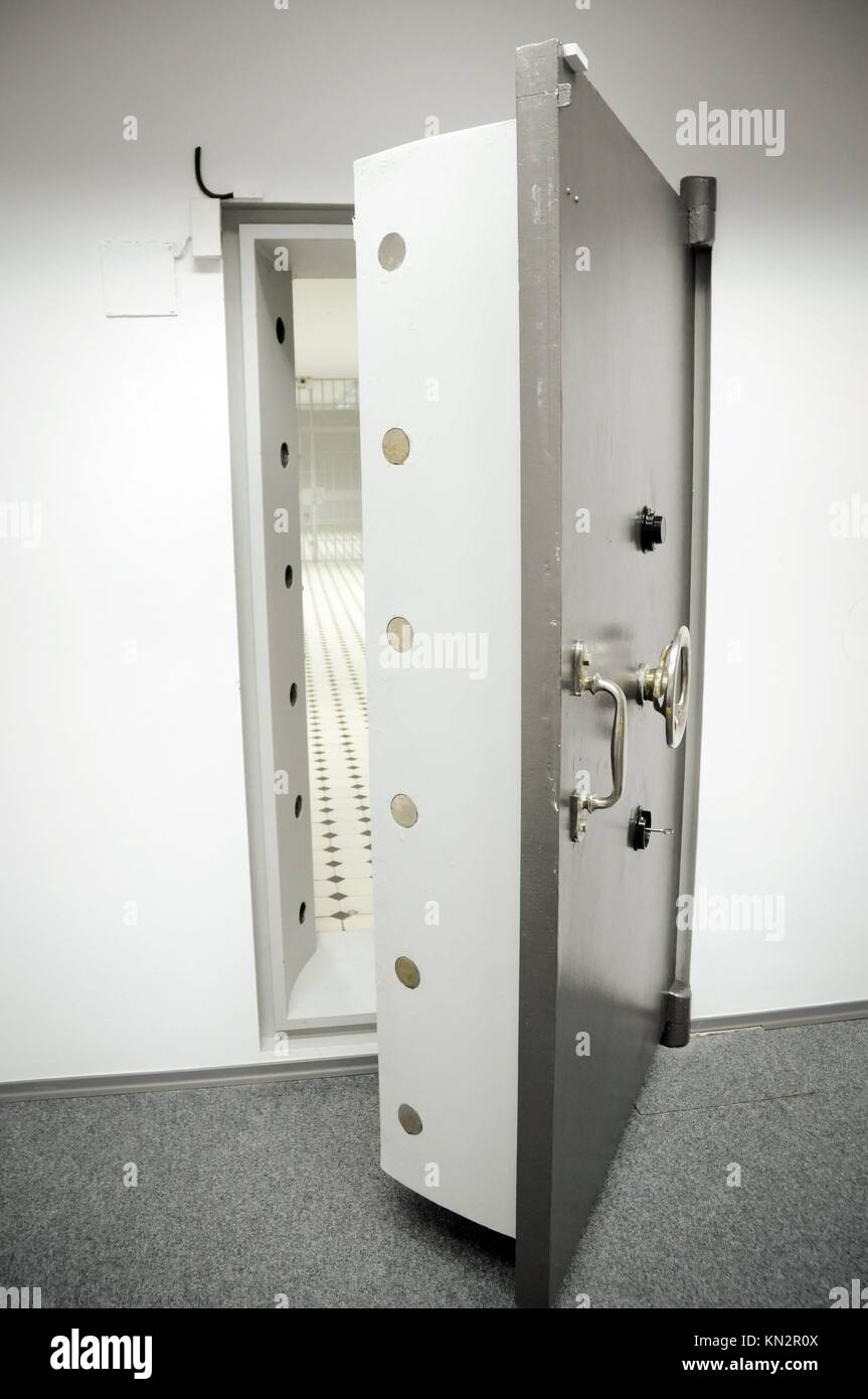 Strongroom bank vault safe door hi-res stock photography and images - Alamy