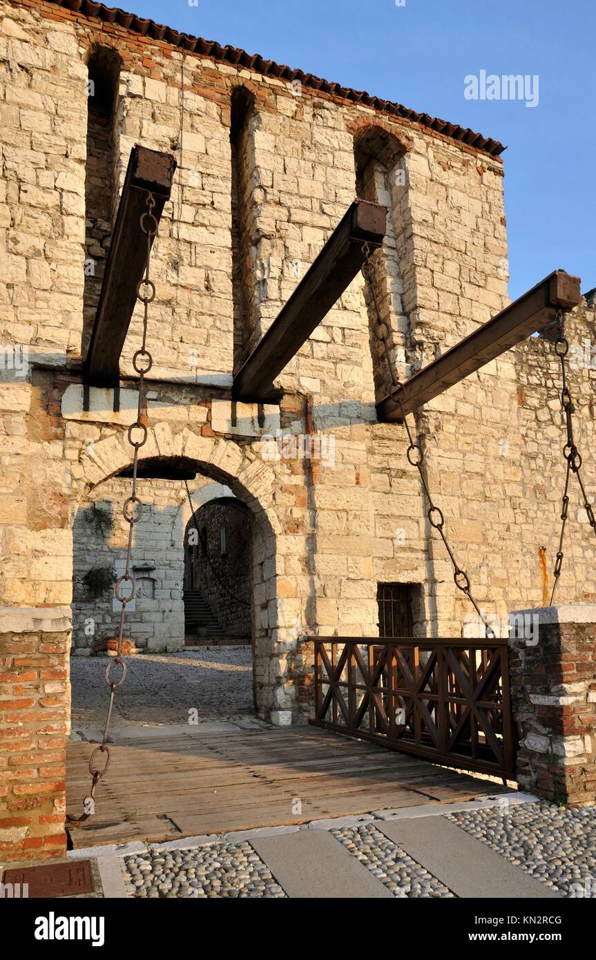 Castle drawbridge hi-res stock photography and images - Alamy