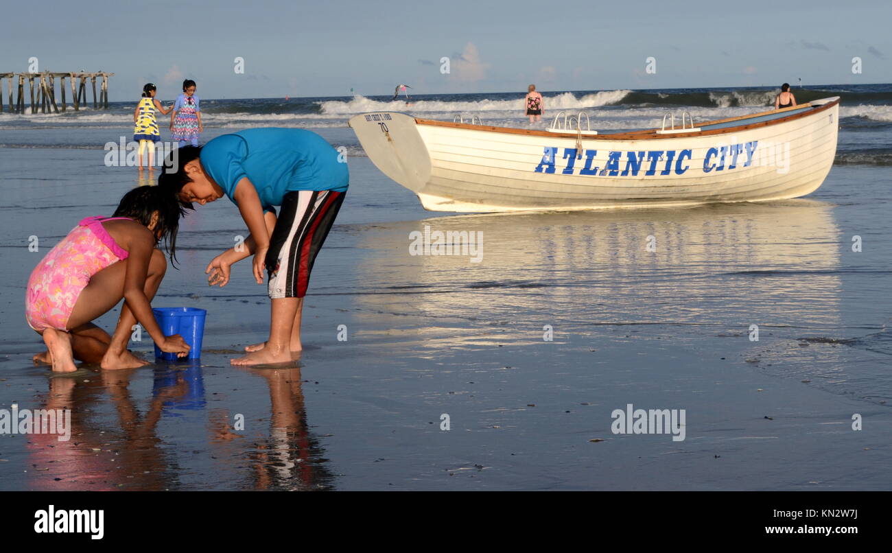 Kids picking seashells hi-res stock photography and images - Alamy