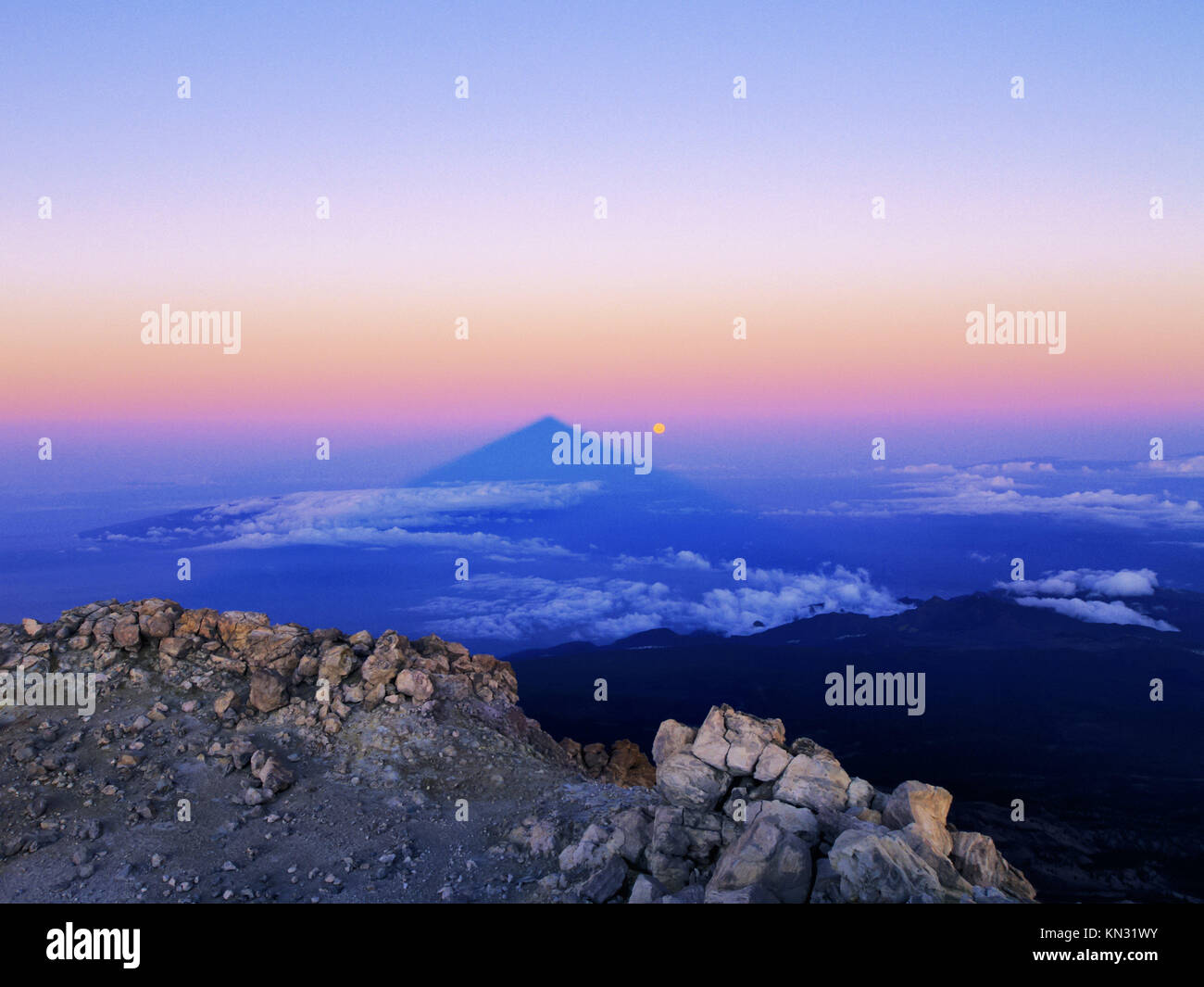 Big shadow hi-res stock photography and images - Alamy