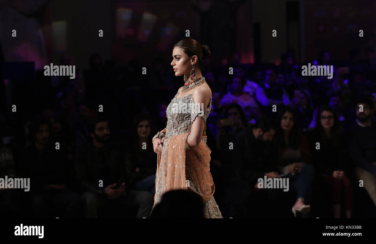 Lahore, Pakistan. 09th Dec, 2017. Pakistani models present creations of ...