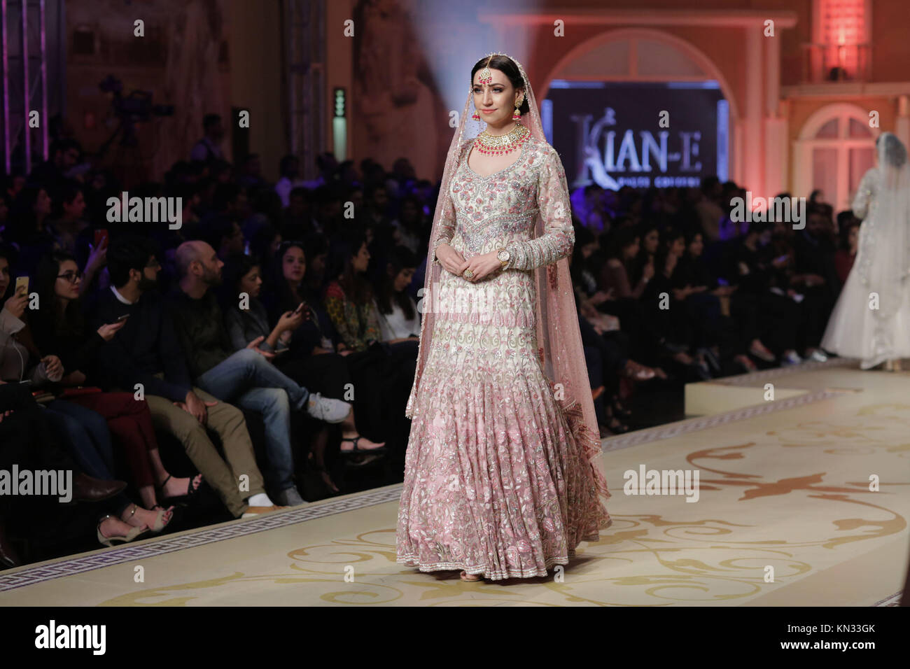 Lahore, Pakistan. 09th Dec, 2017. Pakistani models present creations of ...