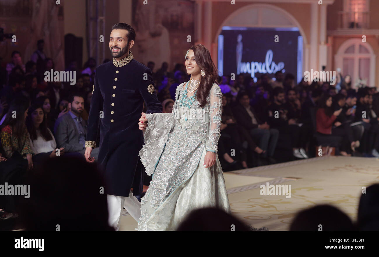 Lahore, Pakistan. 09th Dec, 2017. Pakistani models present creations of ...
