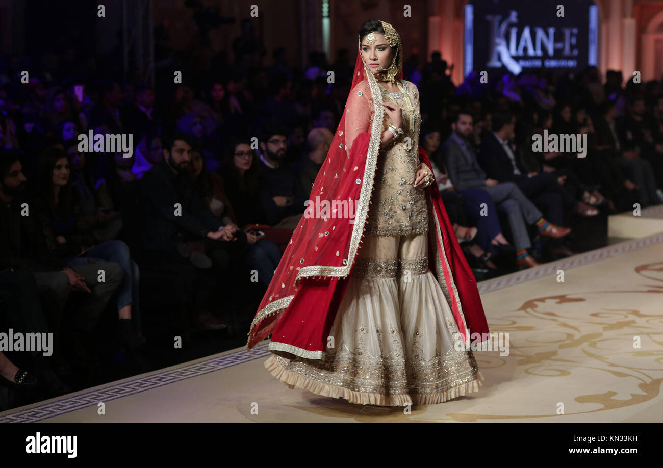 Lahore, Pakistan. 09th Dec, 2017. Pakistani models present creations of ...