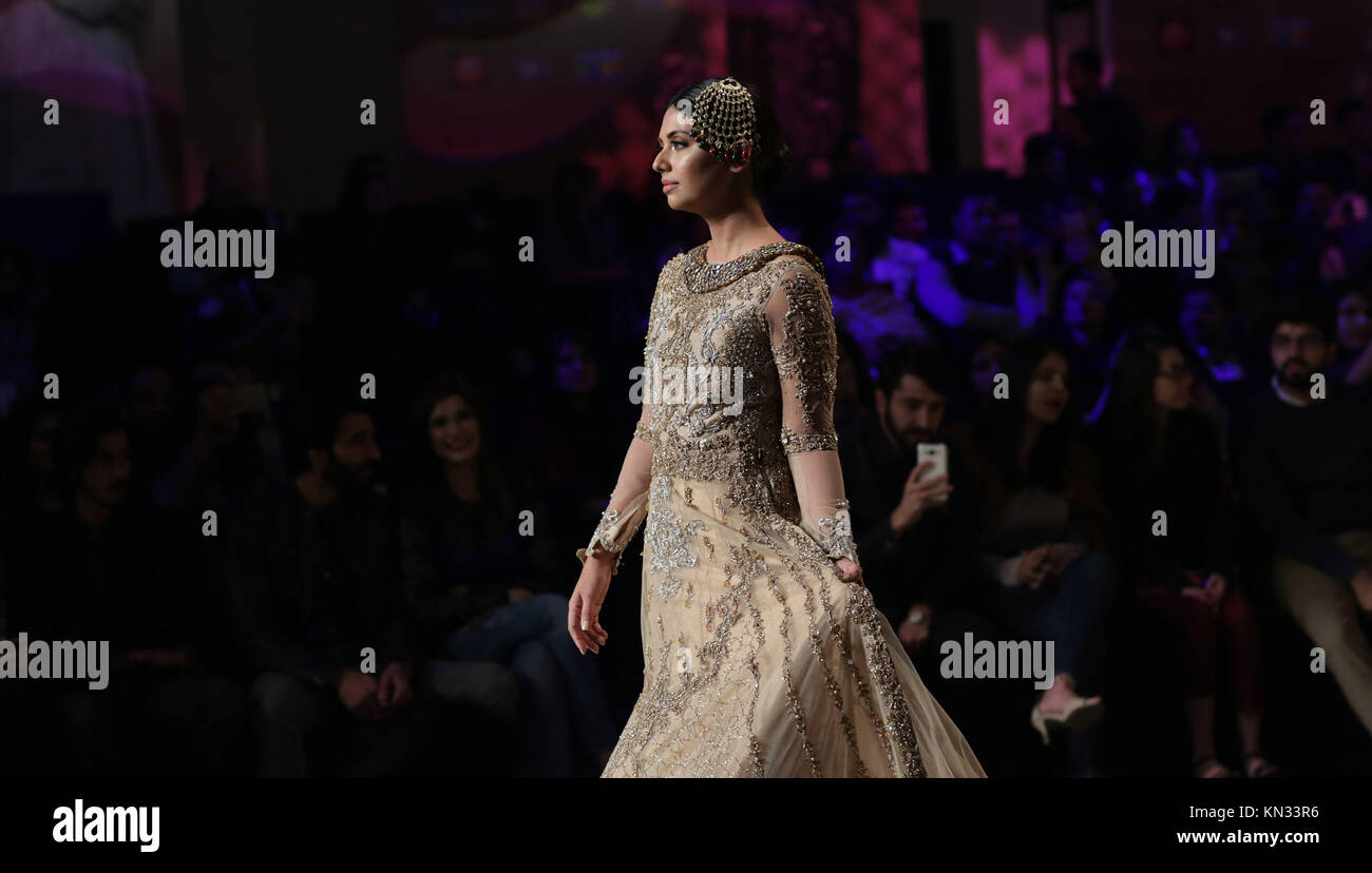 Lahore, Pakistan. 09th Dec, 2017. Pakistani models present creations of ...