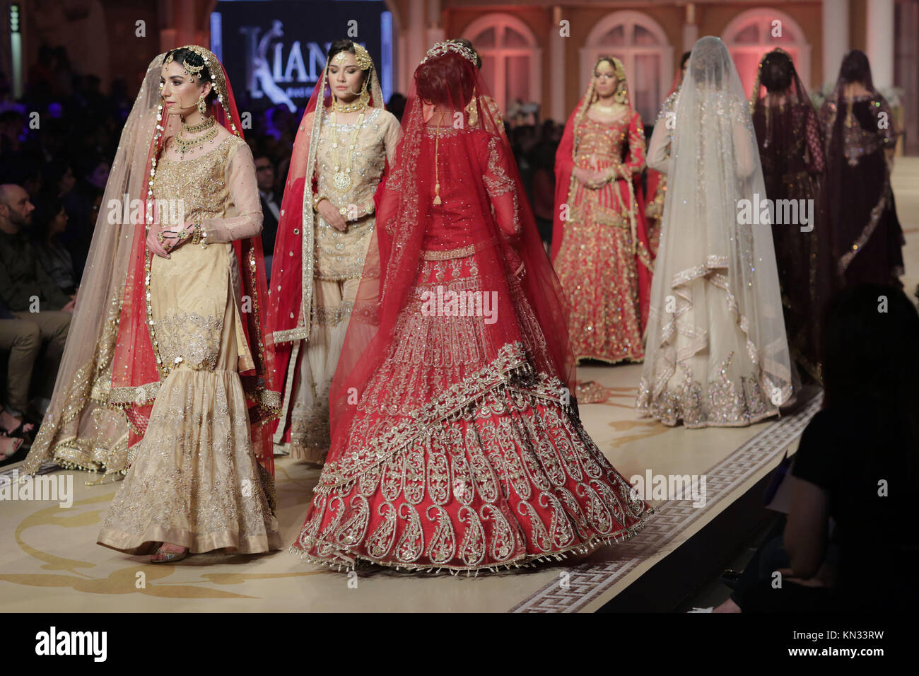 Lahore, Pakistan. 09th Dec, 2017. Pakistani models present creations of ...