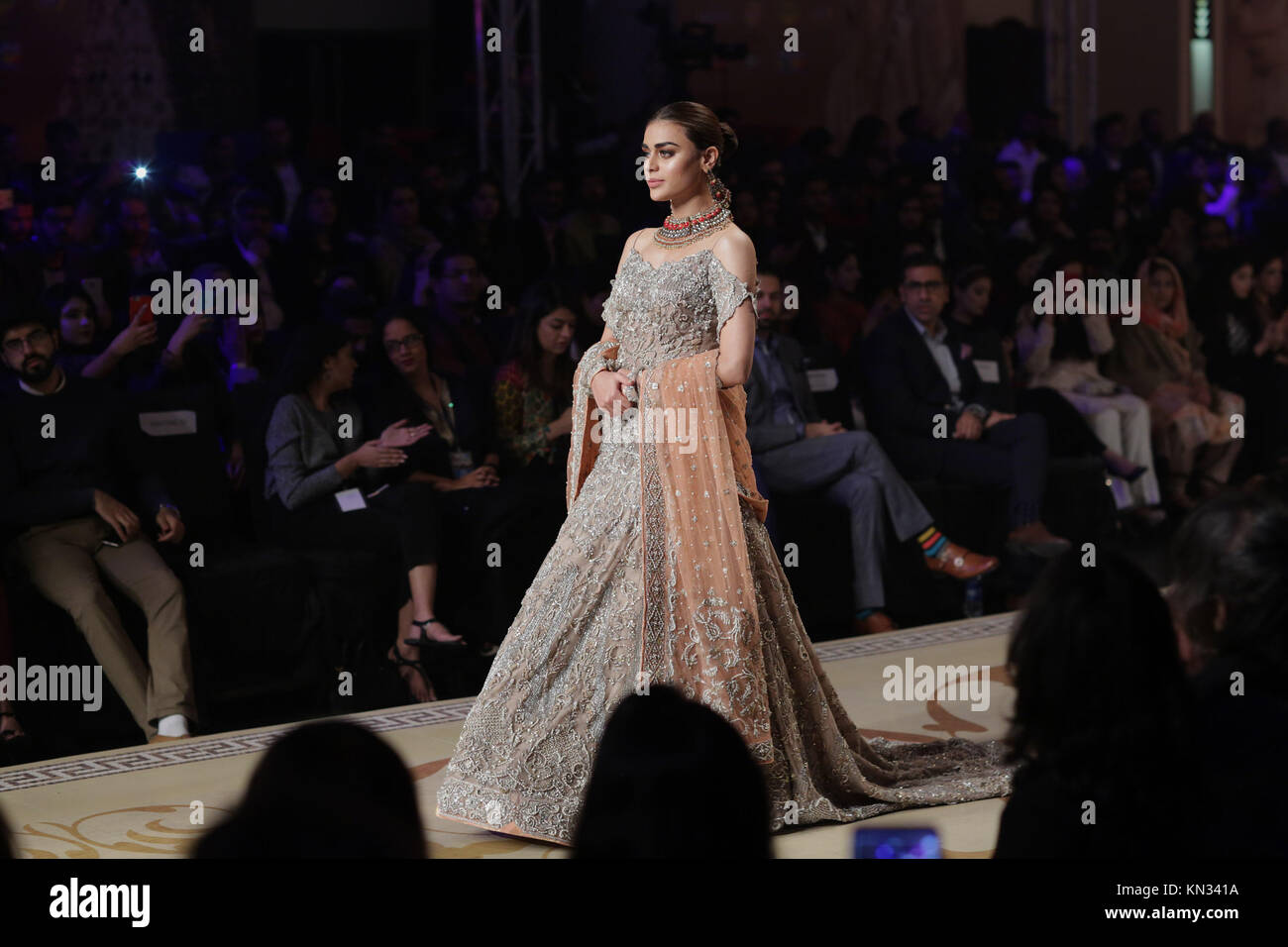 Lahore, Pakistan. 09th Dec, 2017. Pakistani models present creations of ...