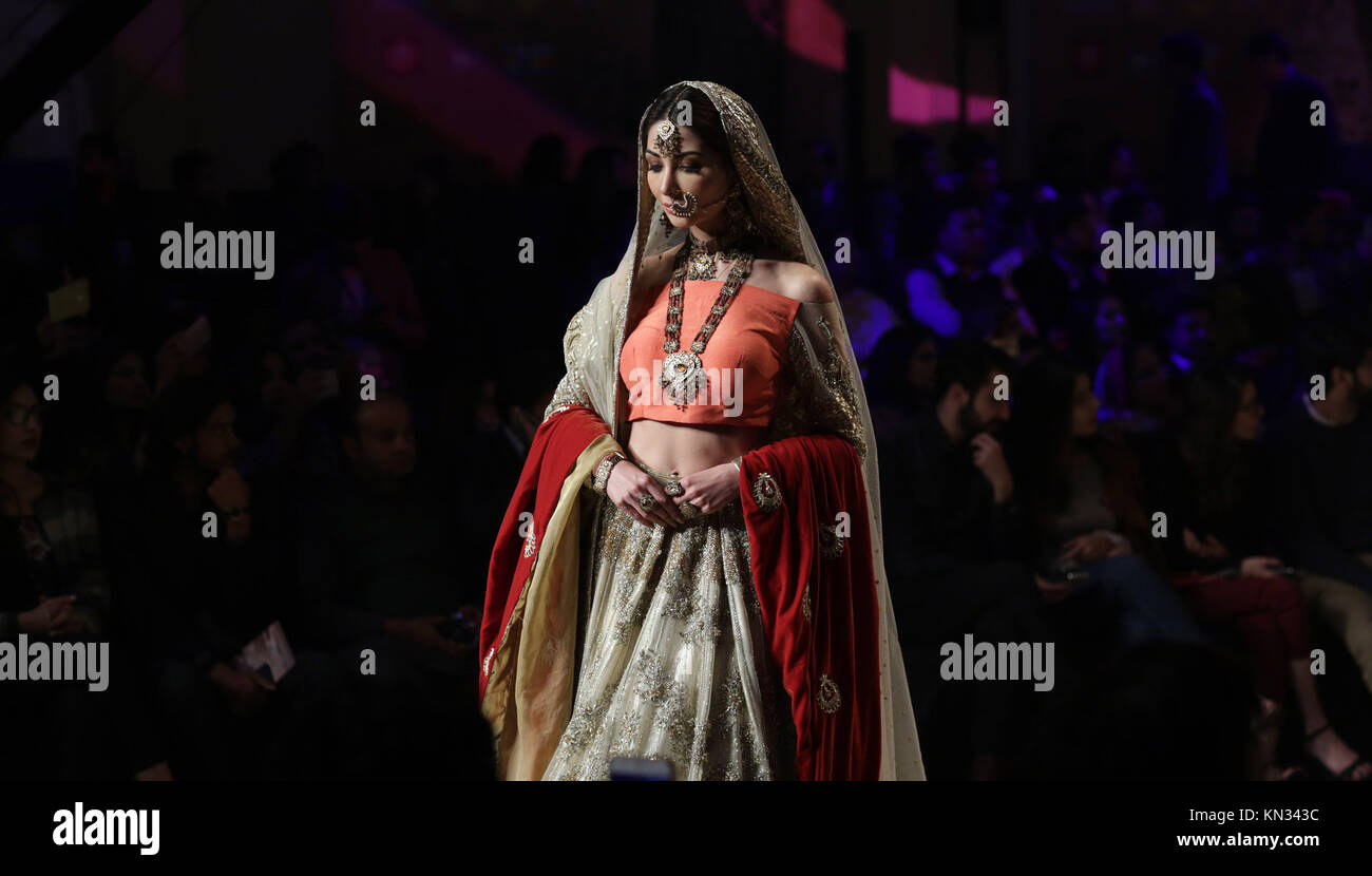 Lahore, Pakistan. 09th Dec, 2017. Pakistani models present creations of ...