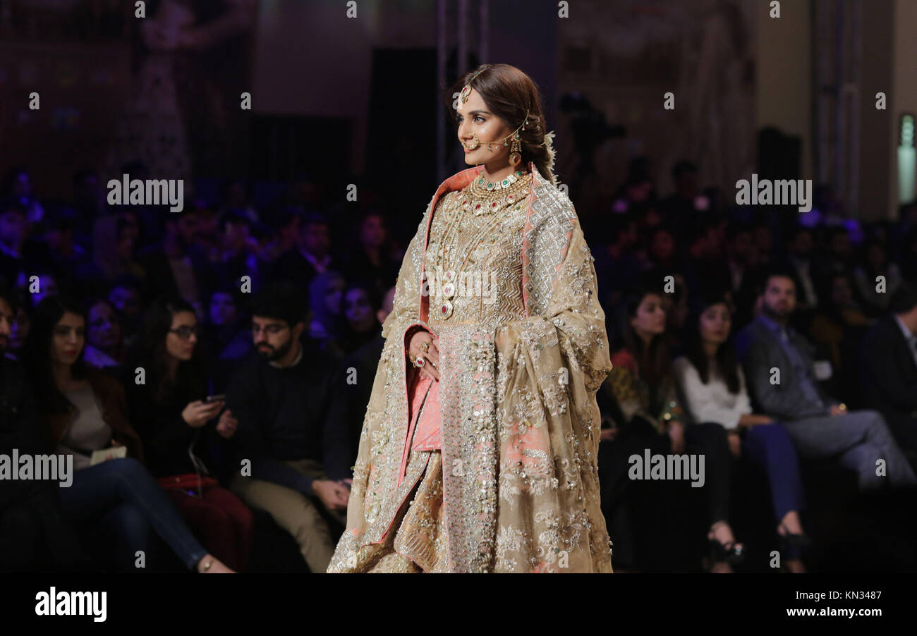 Lahore, Pakistan. 09th Dec, 2017. Pakistani models present creations of ...