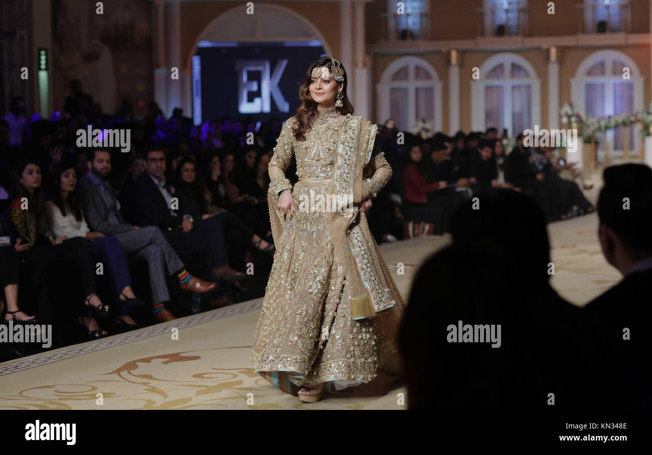 Lahore, Pakistan. 09th Dec, 2017. Pakistani models present creations of ...