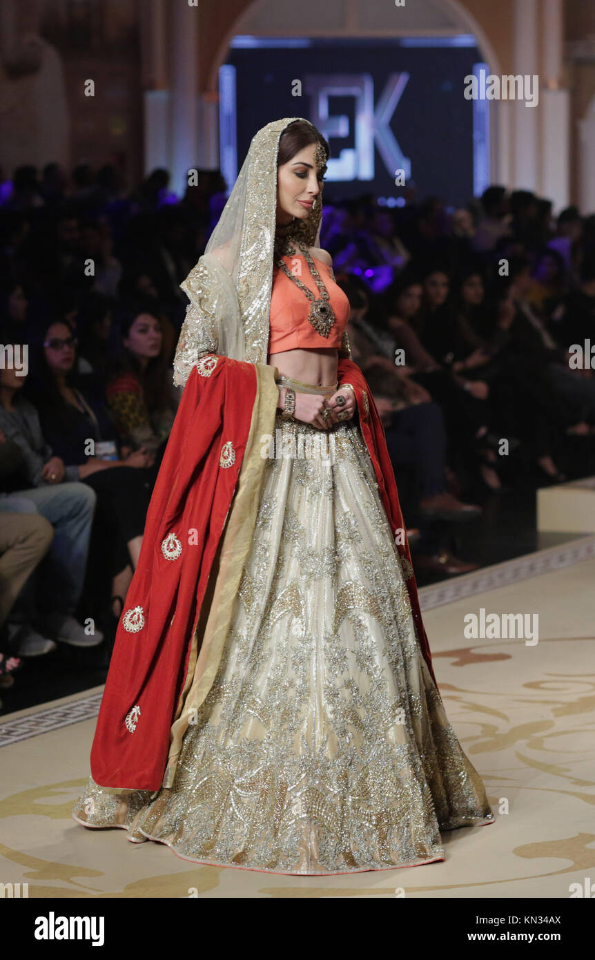 Lahore, Pakistan. 09th Dec, 2017. Pakistani models present creations of ...