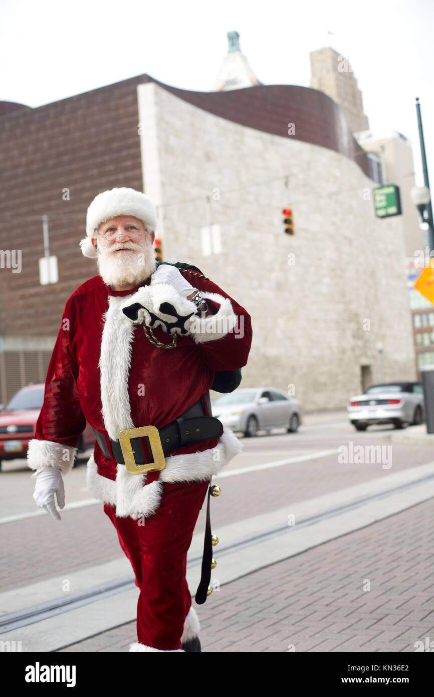Santa with elves hi-res stock photography and images - Alamy