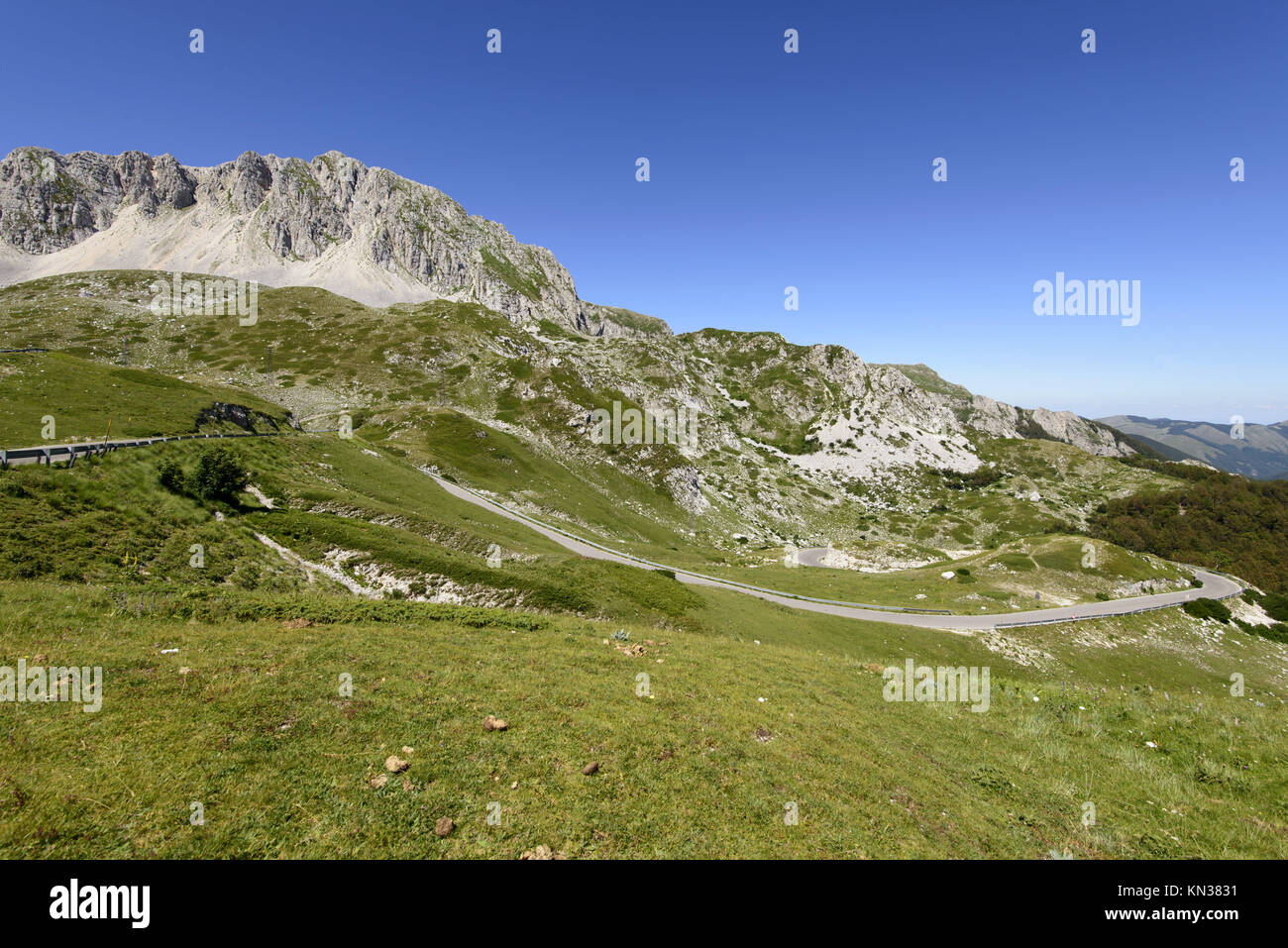 Side cliff road hi-res stock photography and images - Alamy