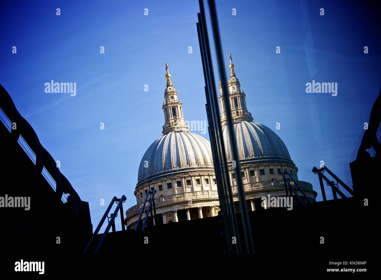 London building roof dome hi-res stock photography and images - Alamy