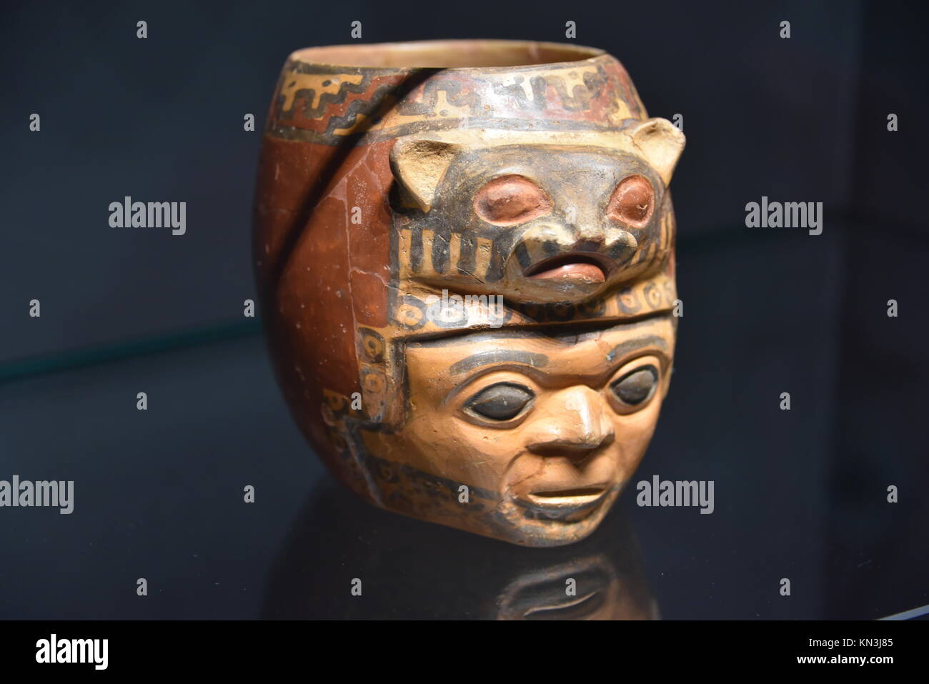 Ancient Peruvian ceramics on display at the Pachacamac site museum ...