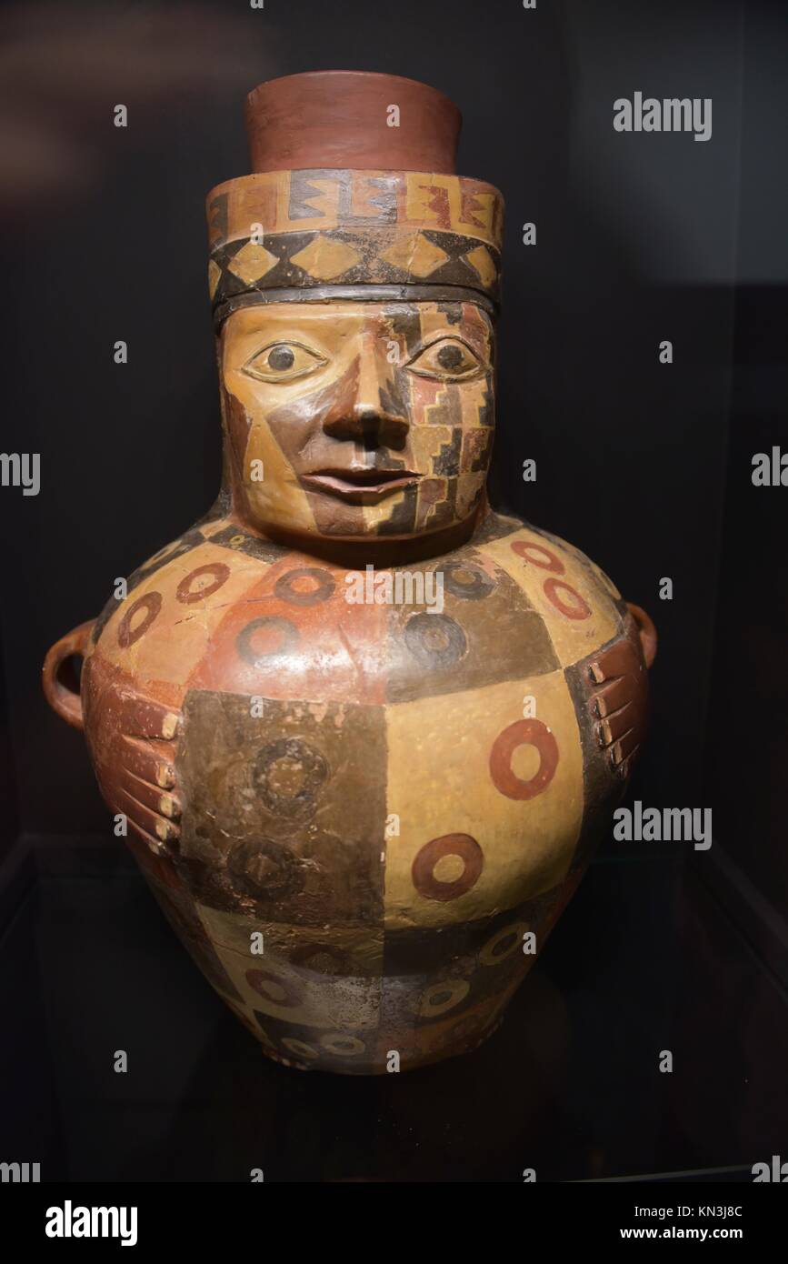 Ancient Peruvian ceramics on display at the Pachacamac site museum ...