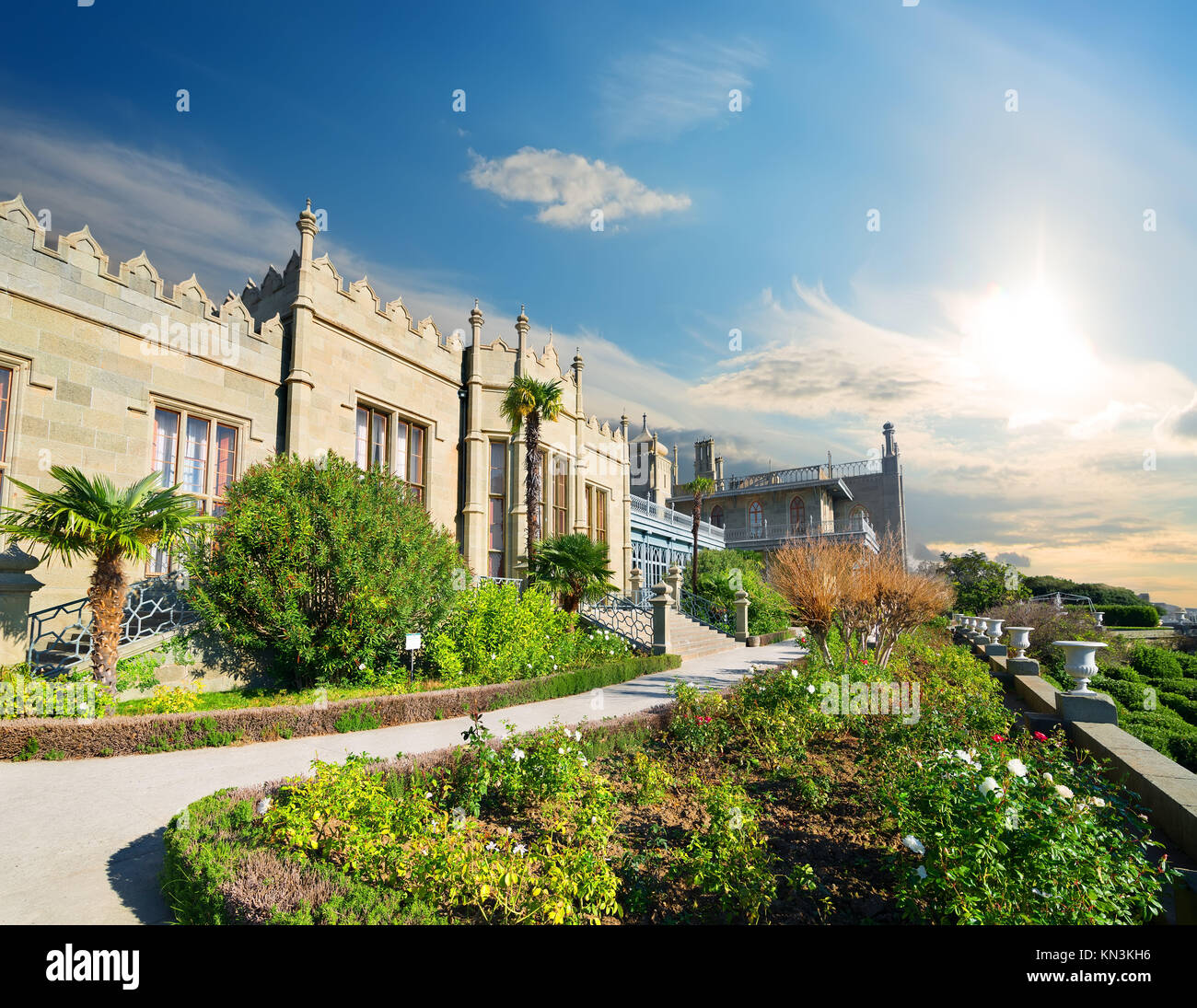 Alley garden royal palace hi-res stock photography and images - Alamy