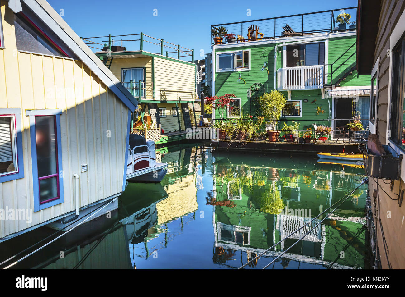 Floating Home Village Green Brown Houseboats Fisherman's Wharf ...