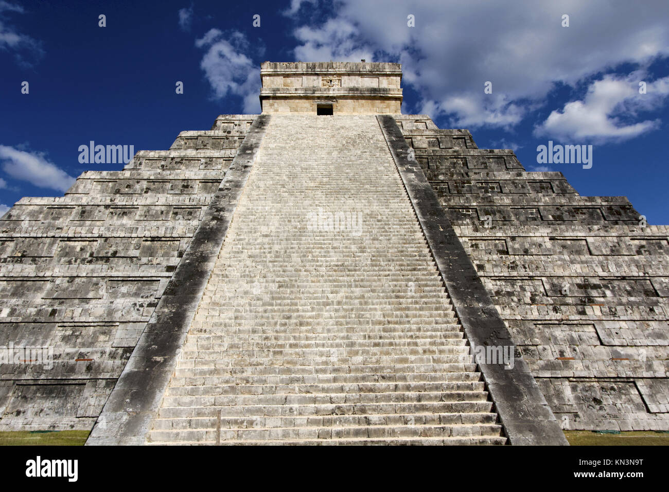 Mayan el castillo pyramid hi-res stock photography and images - Alamy