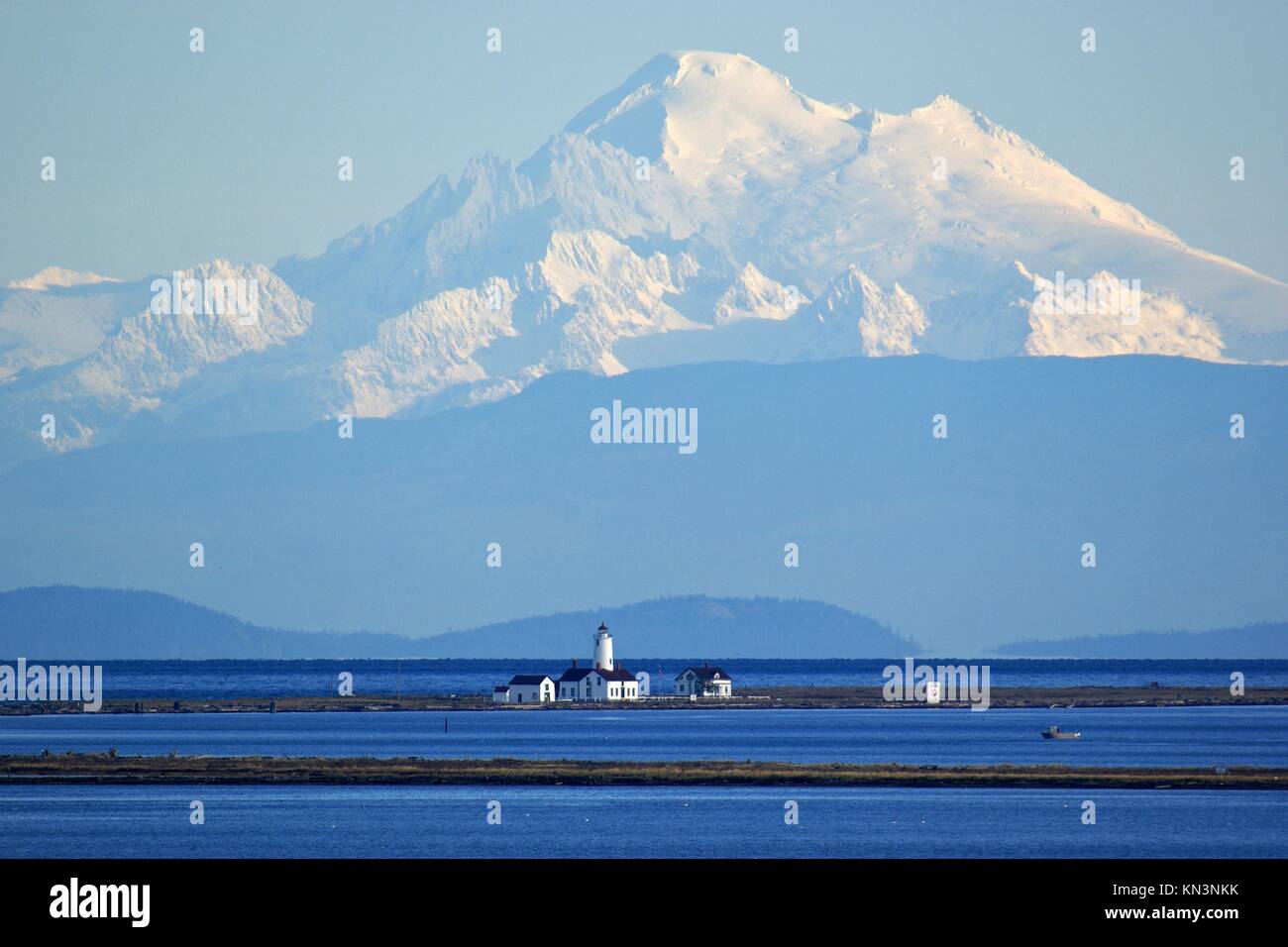 The New Dungeness Light Station sits on the Dungeness Spit in front of ...