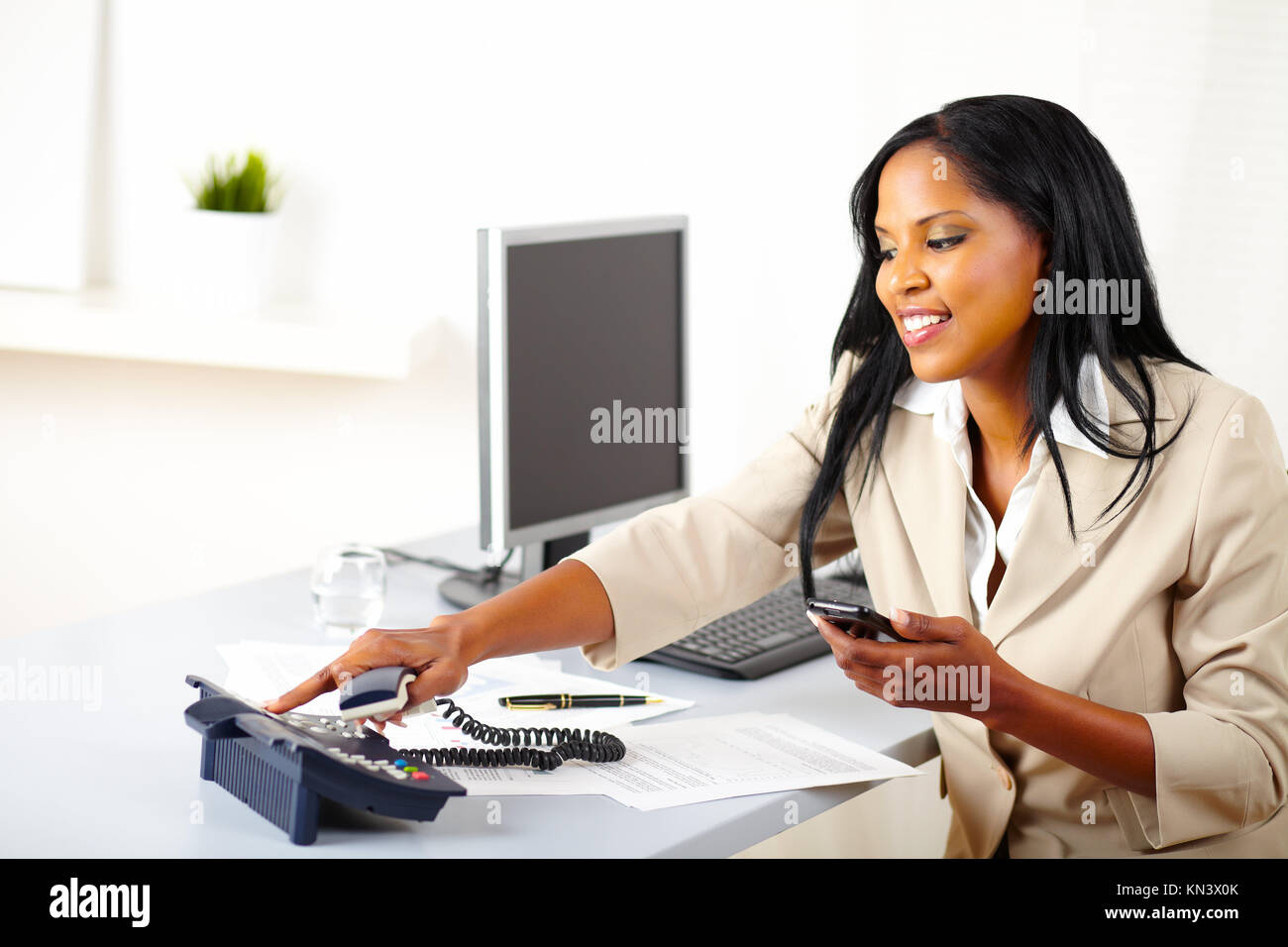 African woman making telephone call hi-res stock photography and images ...