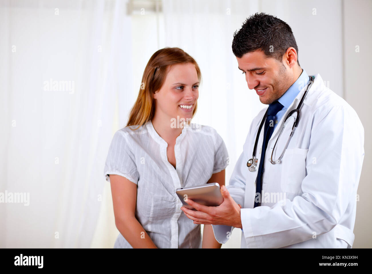 Doctor patient conversation hi-res stock photography and images - Alamy