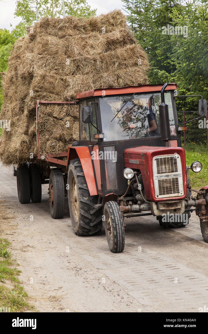 Hay bale on country road hi-res stock photography and images - Alamy