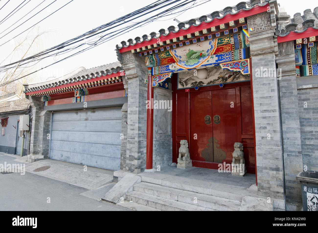 Lion statue red door hi-res stock photography and images - Alamy