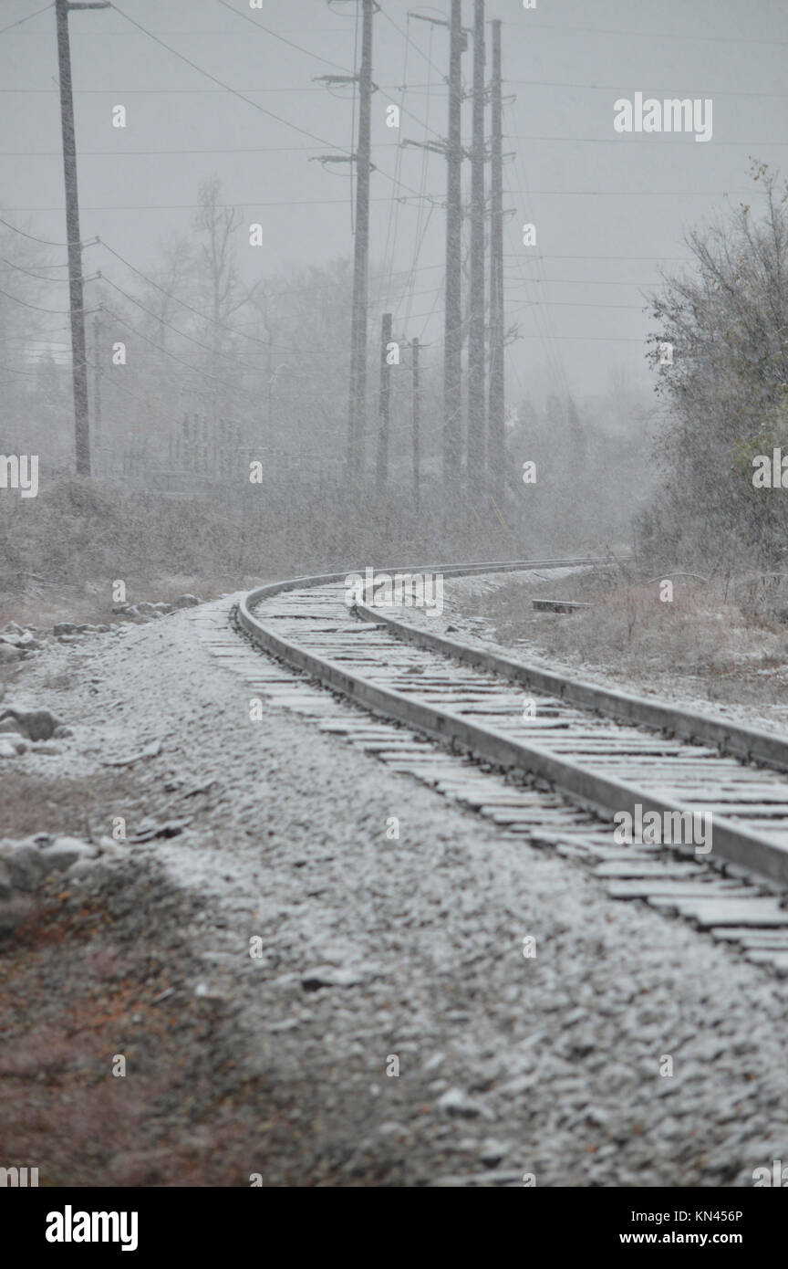 Snow covered train tracks hi-res stock photography and images - Alamy