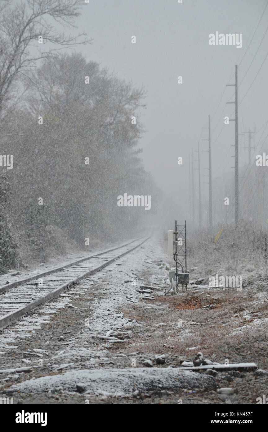 Snow covered train tracks hi-res stock photography and images - Alamy