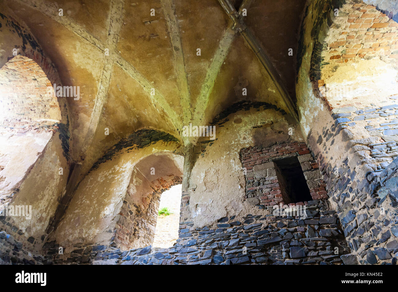 Castle ruins interior hi-res stock photography and images - Alamy