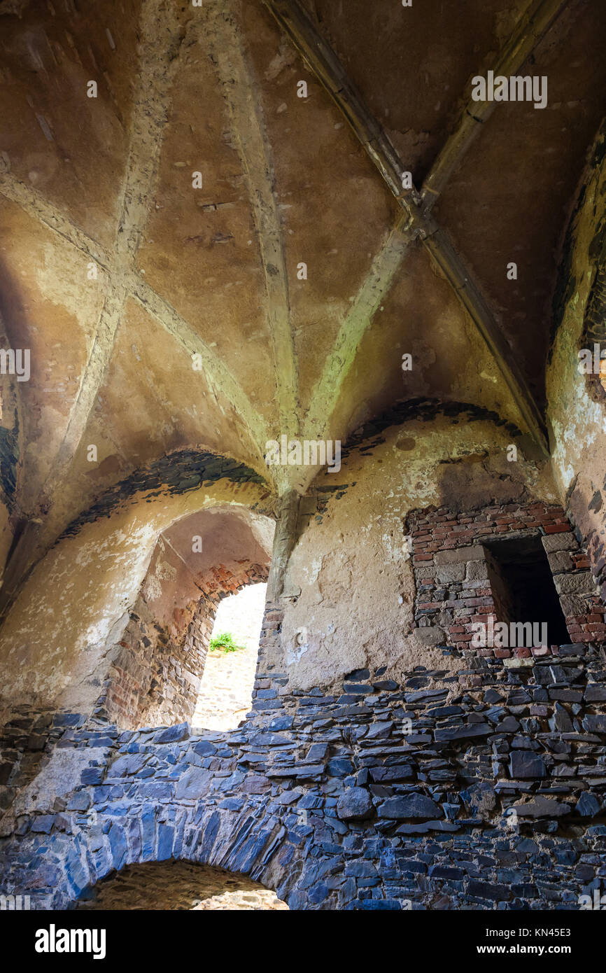 Castle ruins interior hi-res stock photography and images - Alamy