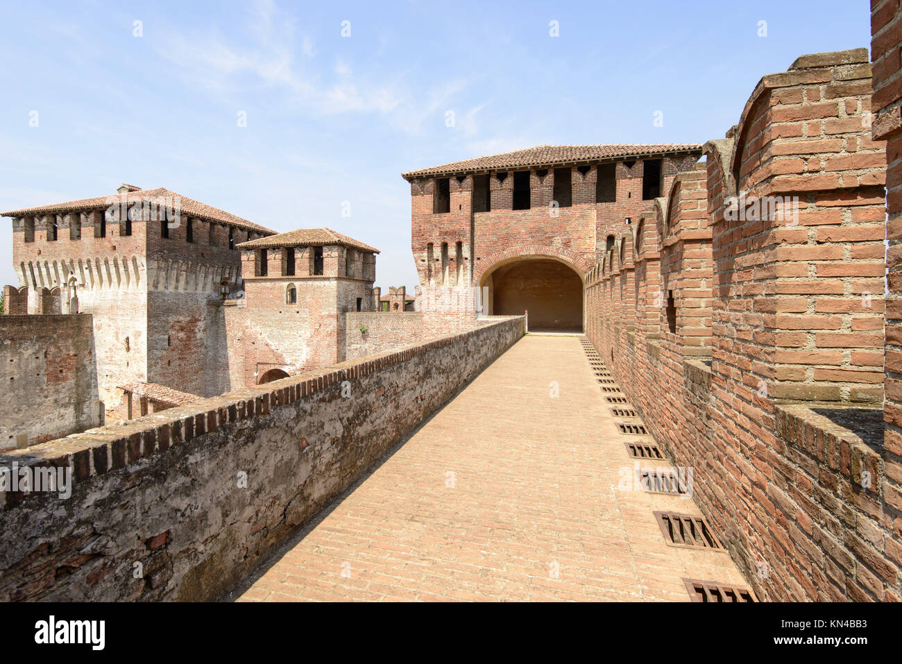 Castello dungeon hi-res stock photography and images - Alamy