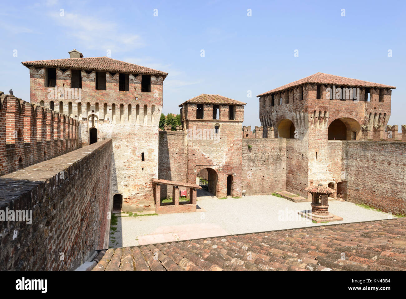 Massive towers hi-res stock photography and images - Alamy