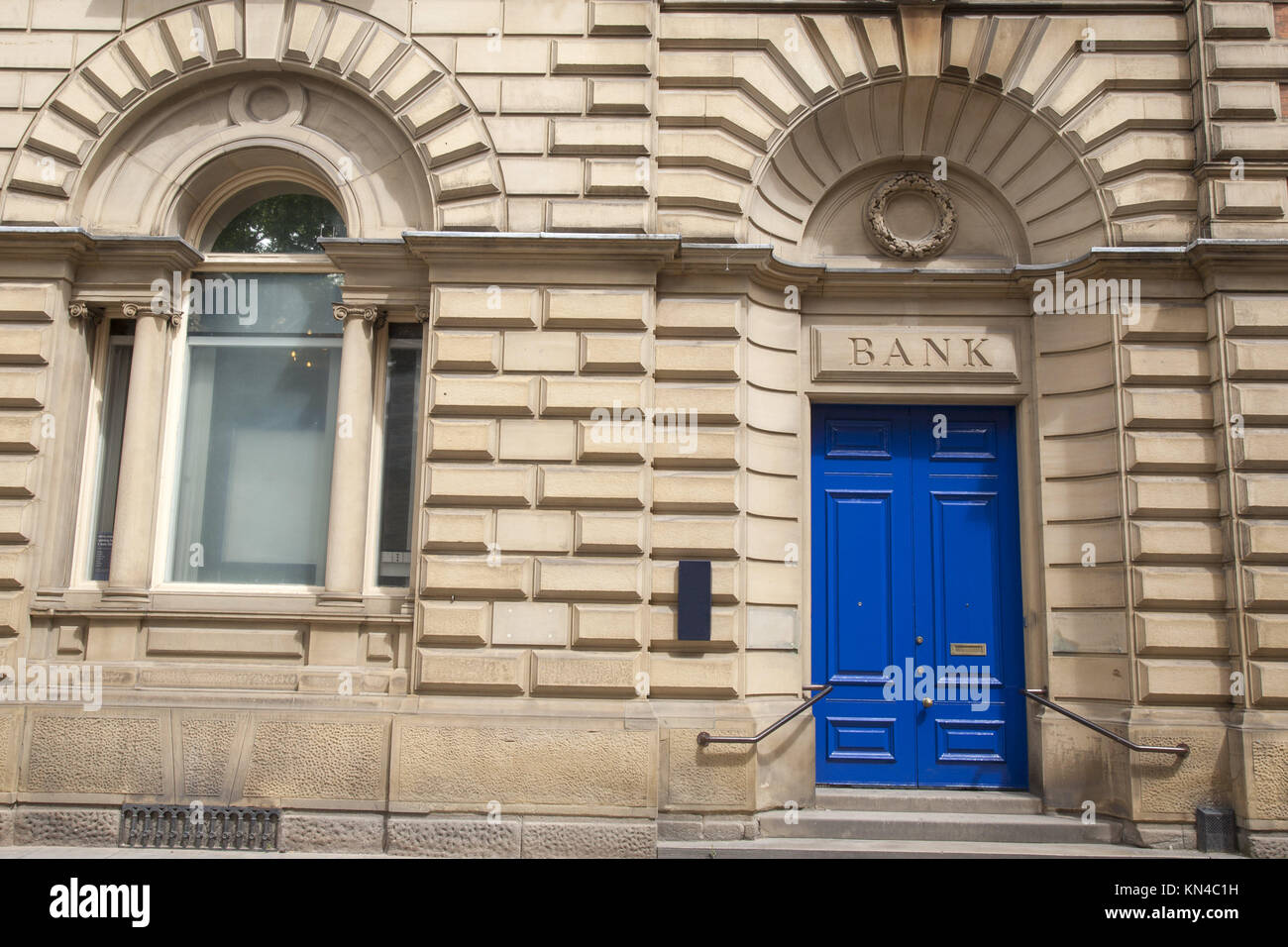 Closed bank sign hi-res stock photography and images - Alamy