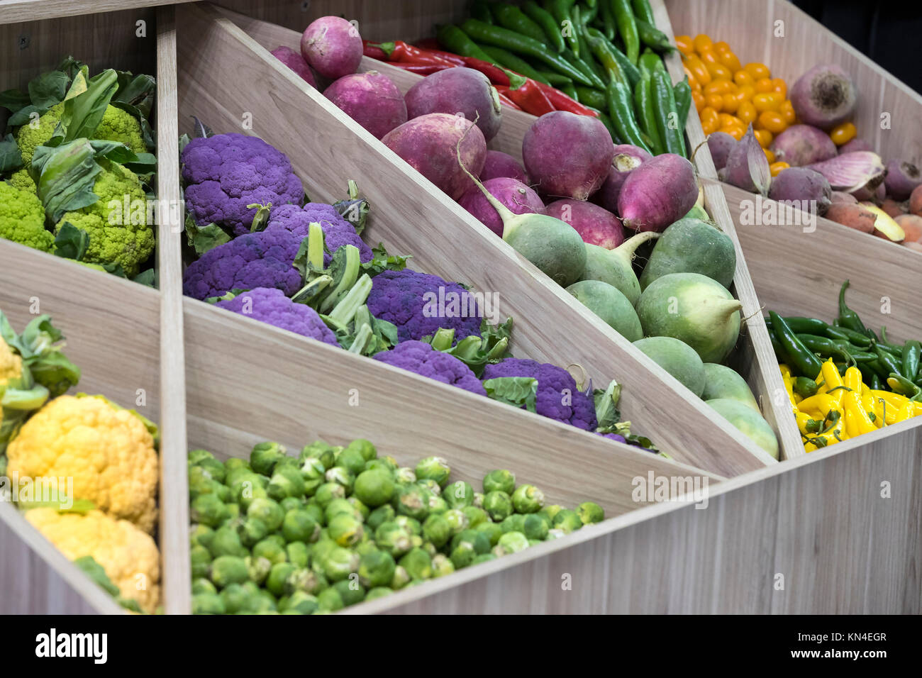 Counter on the market with fresh vegetables Stock Photo - Alamy