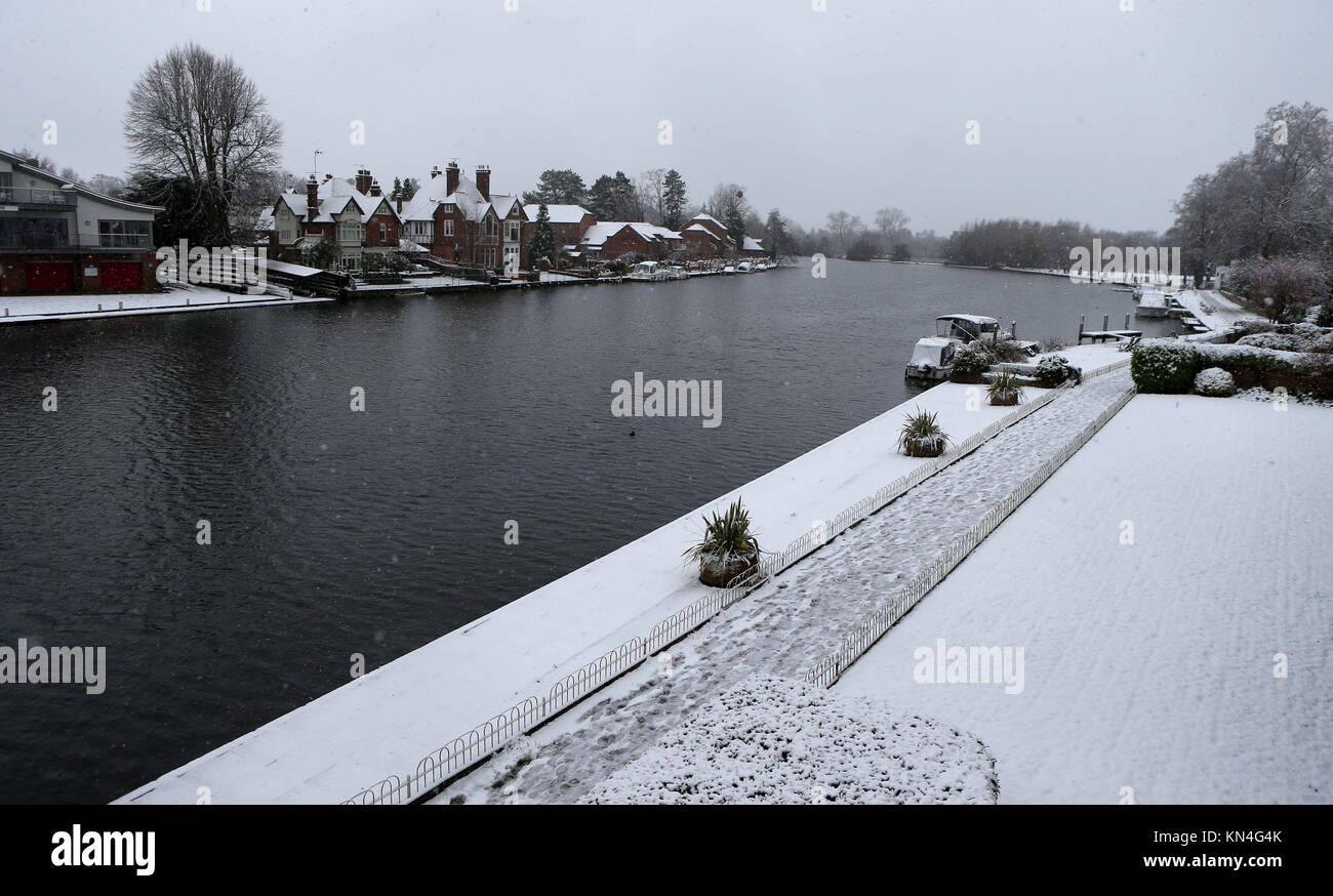 The River Thames winds through a snow covered scene in Marlow ...