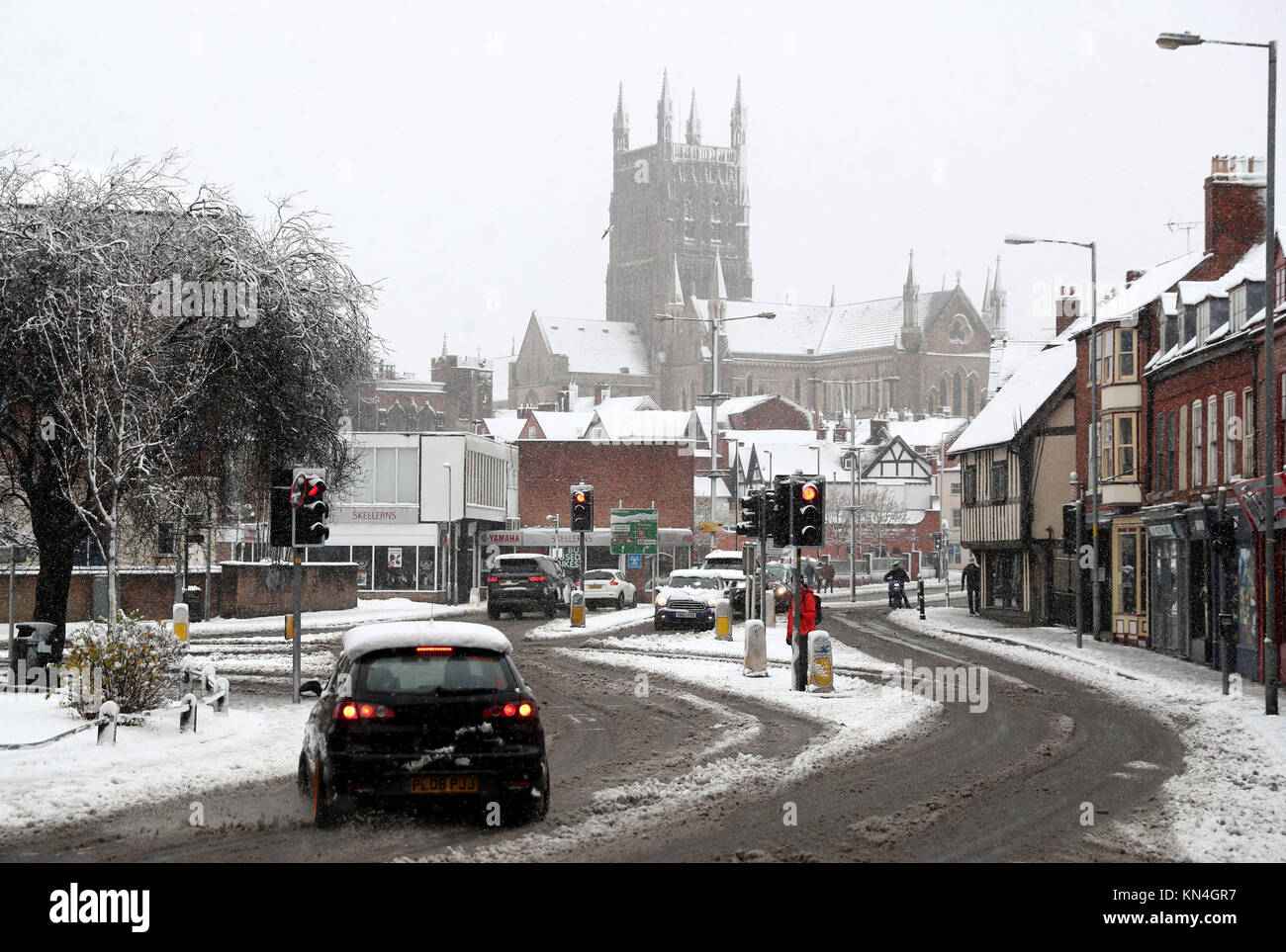 Motorists brave the snow in Worcester, as heavy snowfall across parts ...