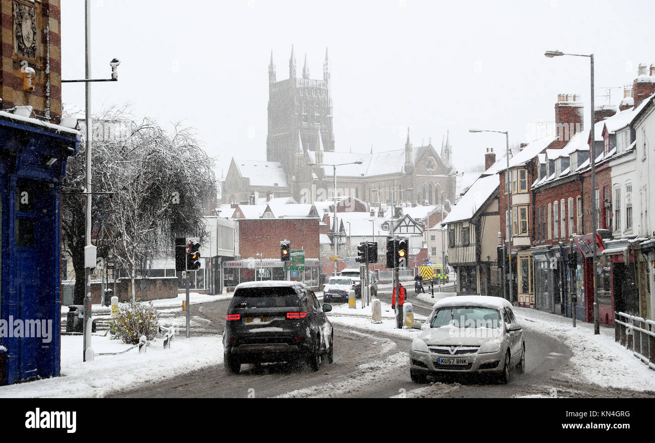 Motorists brave the snow in Worcester, as heavy snowfall across parts ...