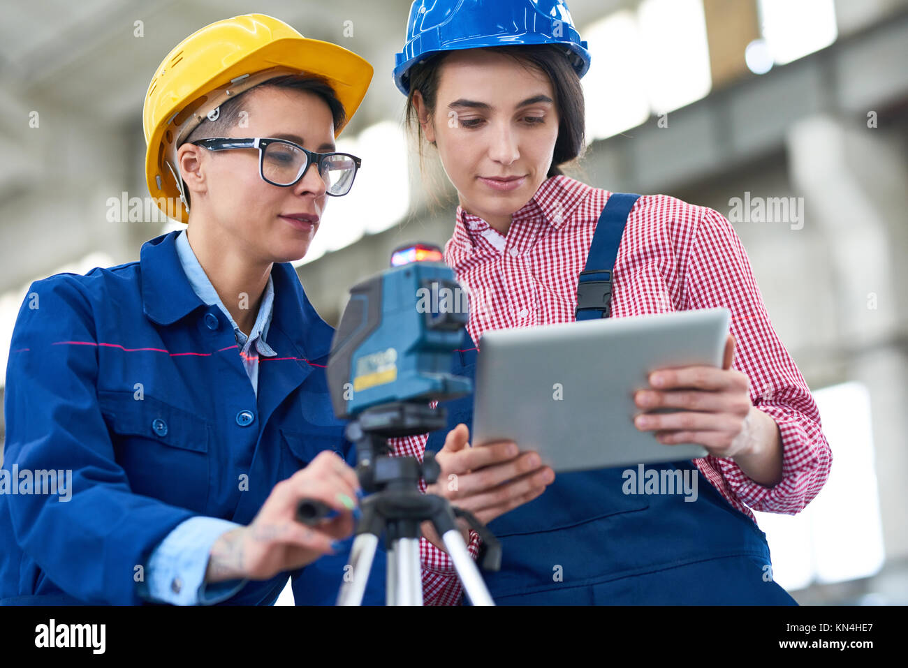 Surveyor using total station hi-res stock photography and images - Alamy