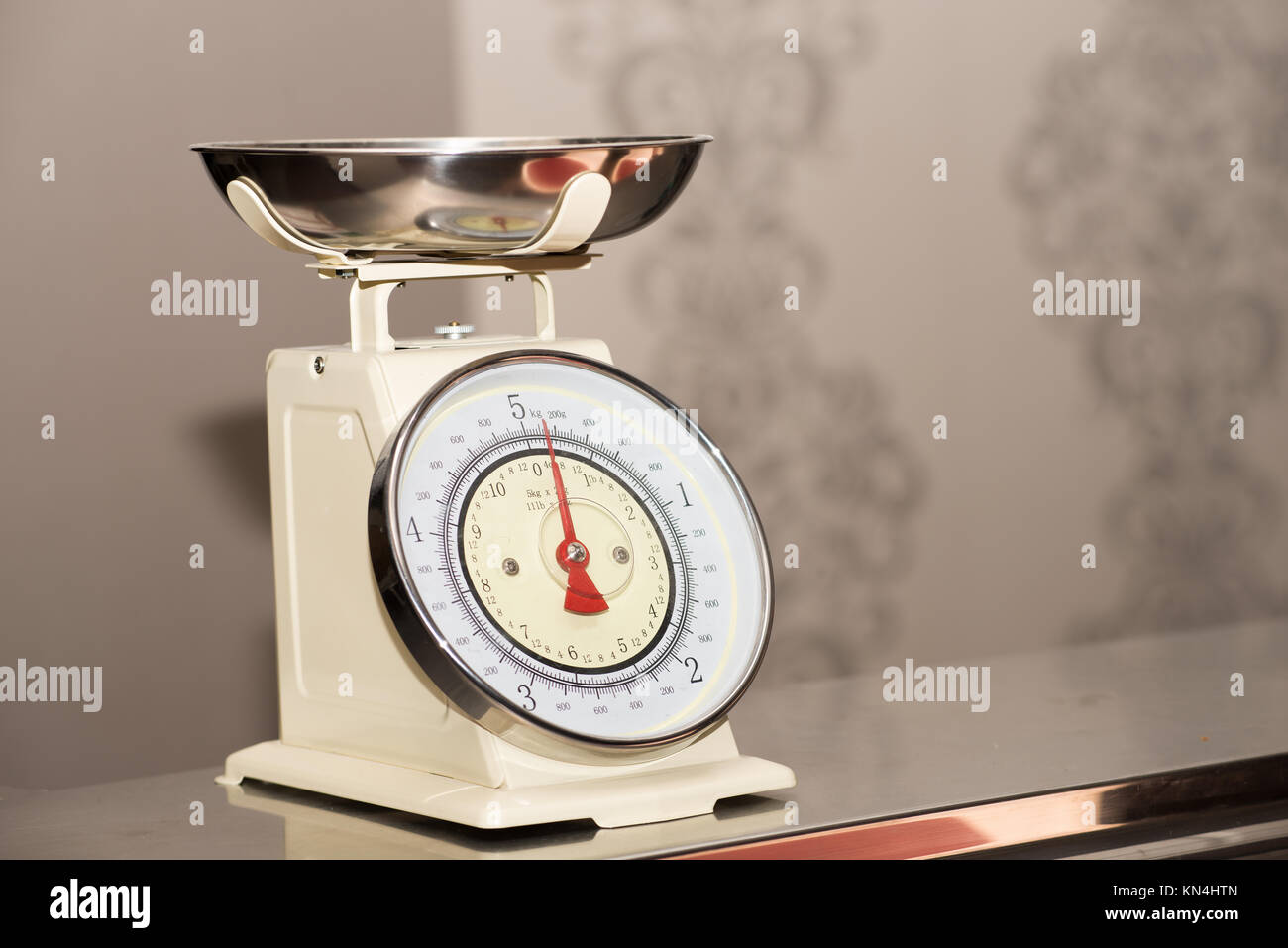 An empty food scale on pastry shop Stock Photo - Alamy
