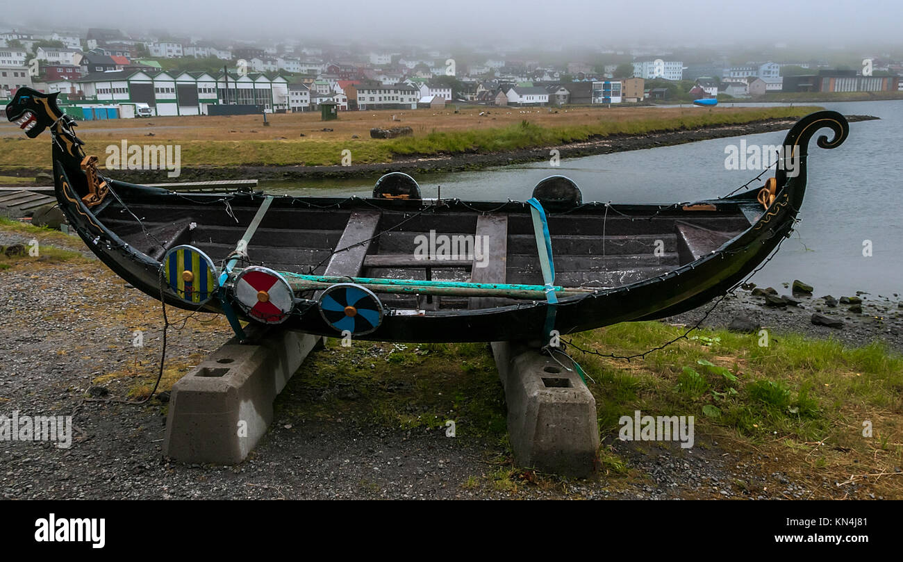 Viking rowing boat hi-res stock photography and images - Alamy