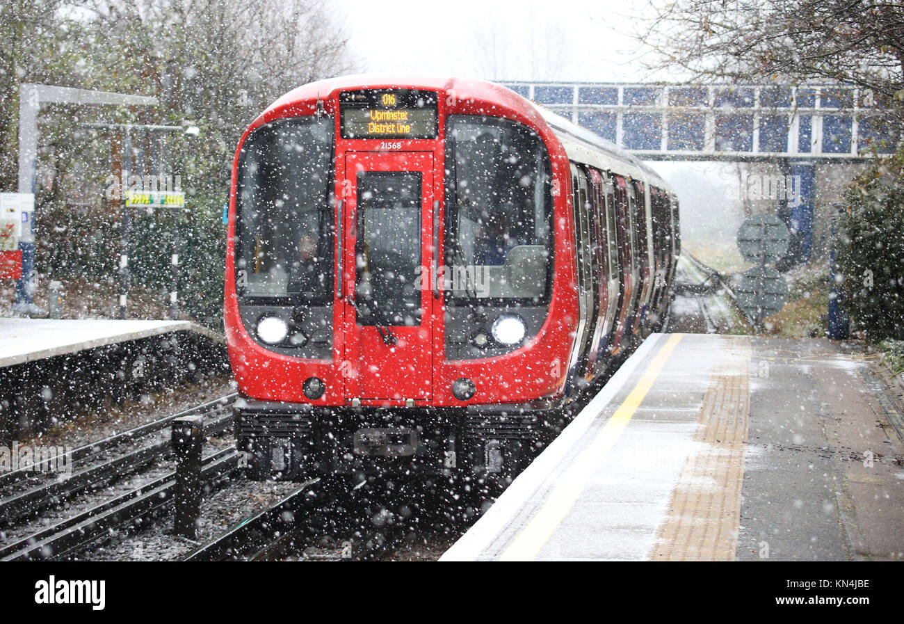 Kew gardens station hi-res stock photography and images - Alamy